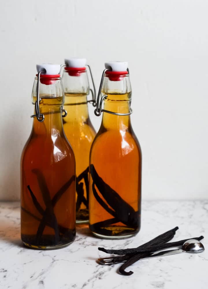 Easy Homemade Vanilla Extract - Beside the Mountain